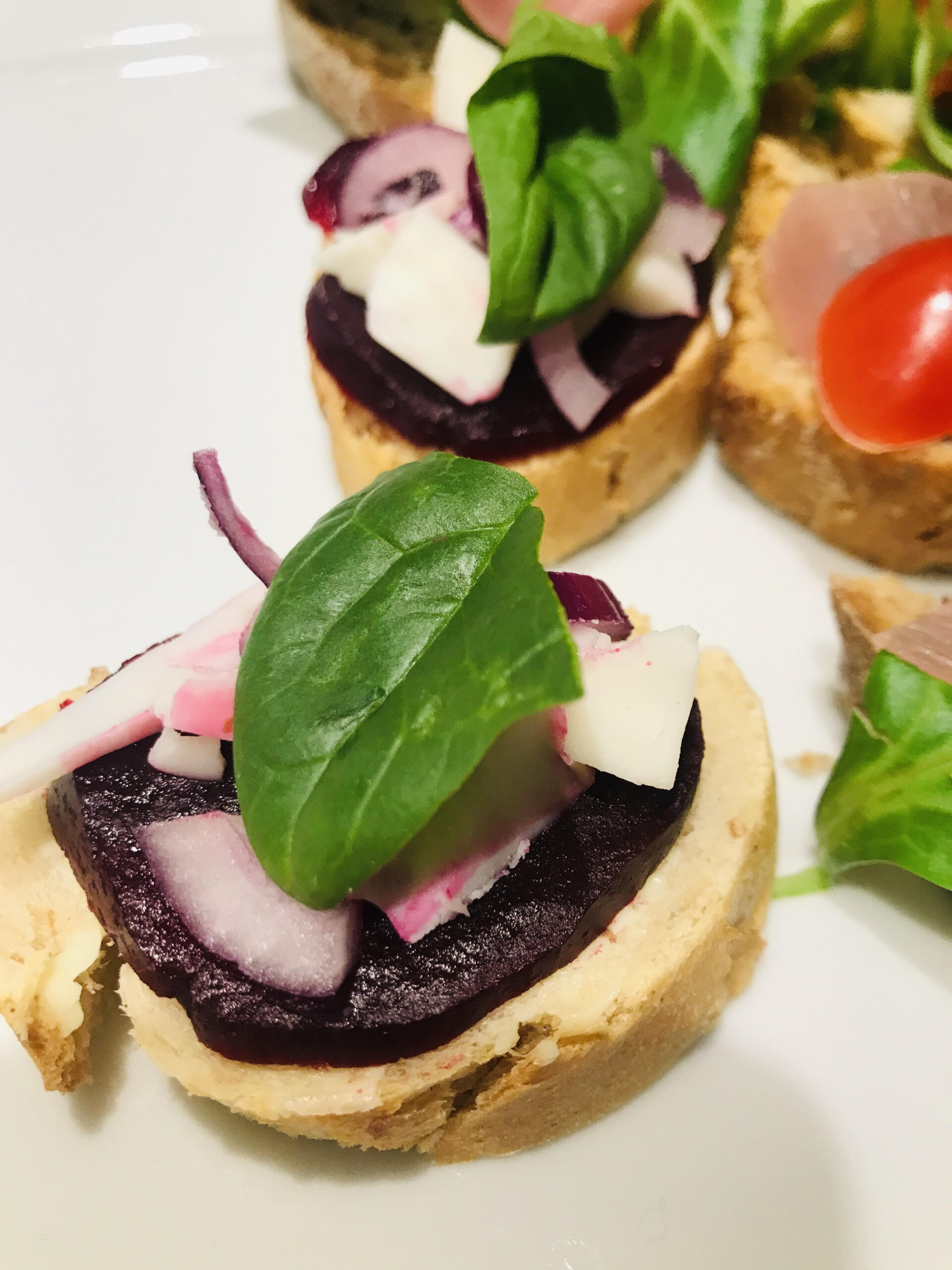 Imprezowe kanapeczki z burakiem i kozim serem